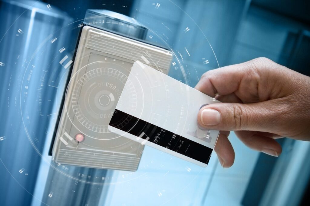 Déployez le contrôle d'accès RFID sur vos sites industriels